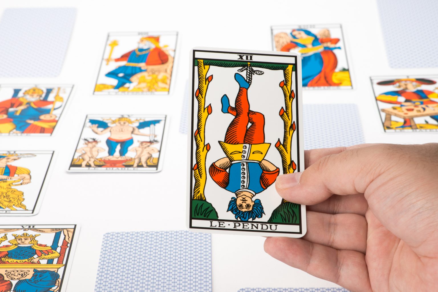 Le Pendu dans le tarot de Marseille - Tarot Gratuit